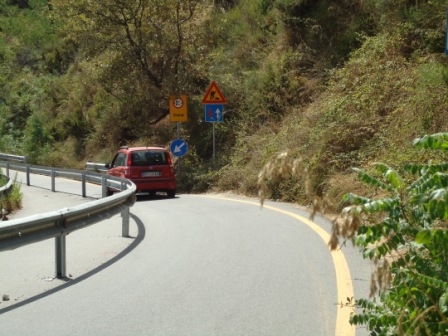Strada Portella-San Michele: impossibile circolare, impossibile fuggire ...