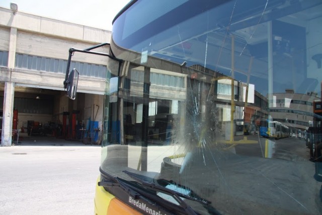 Pietra contro autobus dell'ATM, parabrezza in frantumi e grande paura