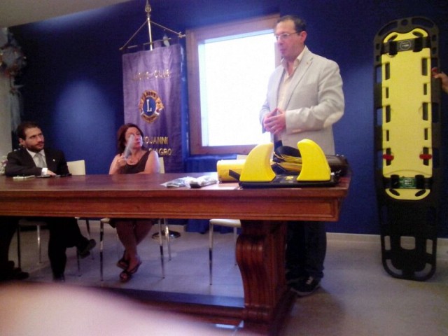 Il Club Lions “Letojanni Valle d’Agrò” dona una barella spinale alla ...