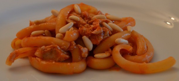 Spaccatelle con spada, uvetta e pinoli