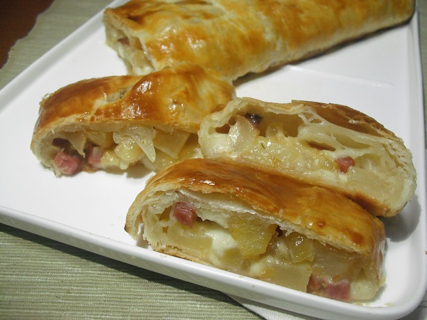 Strudel salato con patate, cipolla e speck: facile ed economico