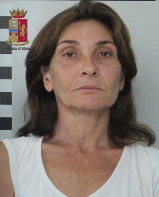 Bisturi in borsetta, ai domiciliari la 48enne che minacciò gli agenti