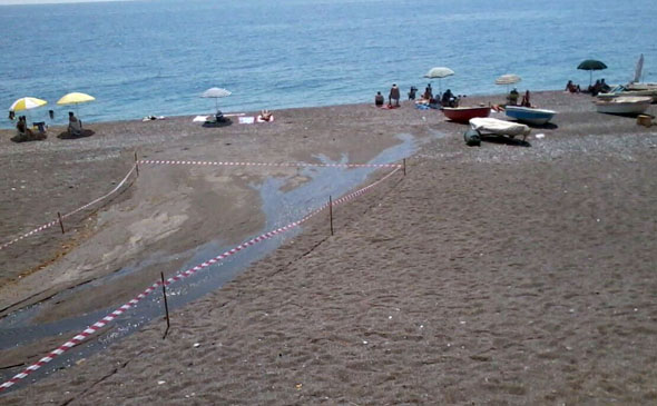 Roccalumera. Riesplode la fogna in spiaggia: divieto di balneazione ...