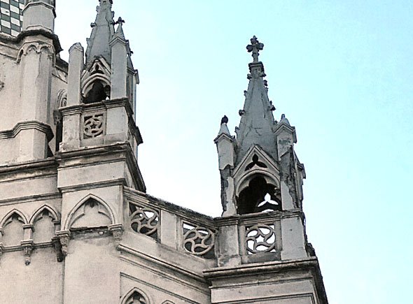 Cadono pezzi d'intonaco dalla facciata dalla Chiesa Madre, il Comune ...