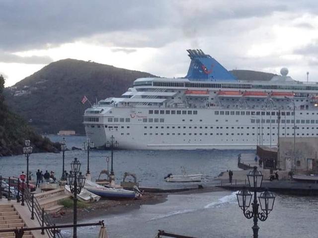 Lipari, nave da crociera sfiora gli scogli. Fiume di fango a Calandra