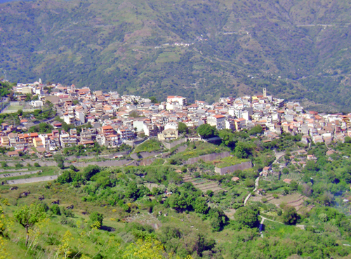 Limina, a processo l'ex sindaco e i progettisti delle case popolari