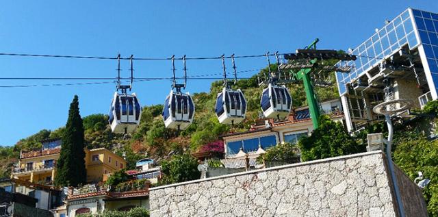 Taormina. Riparte la funivia, nelle nuove vetture fino a 680 persone l'ora