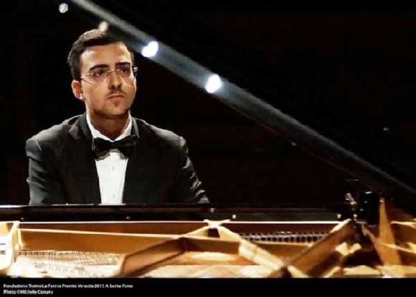 Scroscianti applausi per Alberto Ferro e l'Orchestra del Teatro