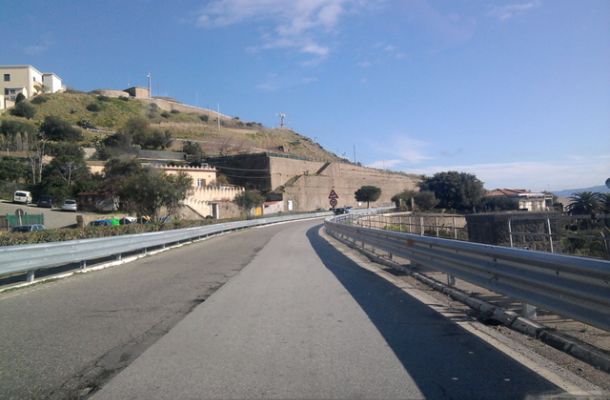 Strada Panoramica. 1 milione e mezzo per asfalto, giunti e barriere ...