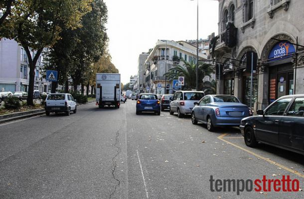 Via Garibaldi, stalli per la sosta breve e corsie preferenziali a sinistra