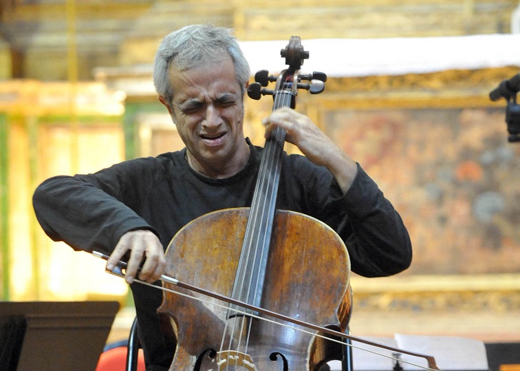 Tutto il virtuosismo del violoncello di Sollima di scena al Palacultura