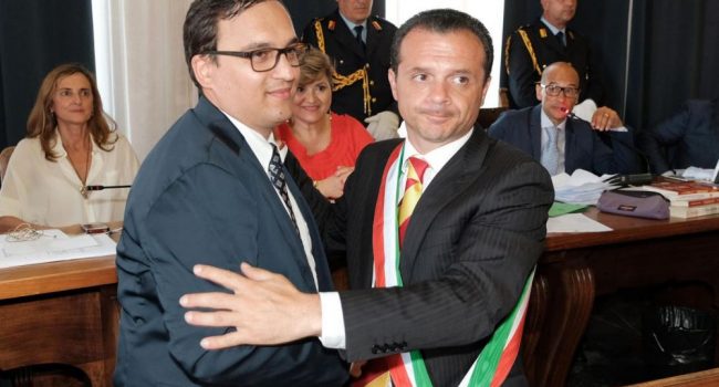 Cardile: "Sindaco insofferente alle critiche". De Luca: "Così non va"