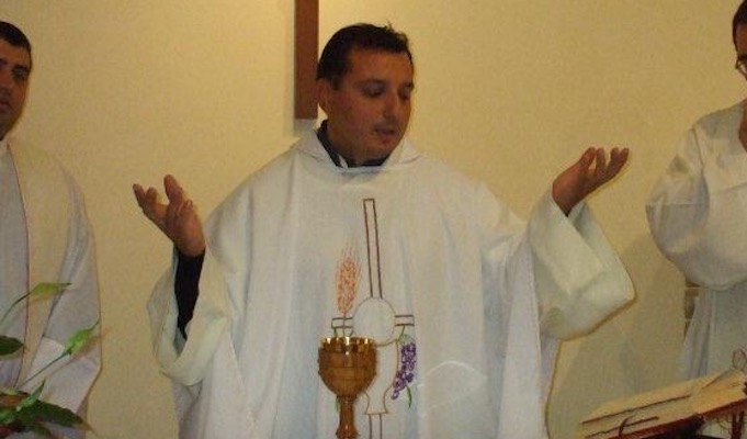 Quando la preghiera corre su Whatsapp: con Padre Claudio la chiesa è social