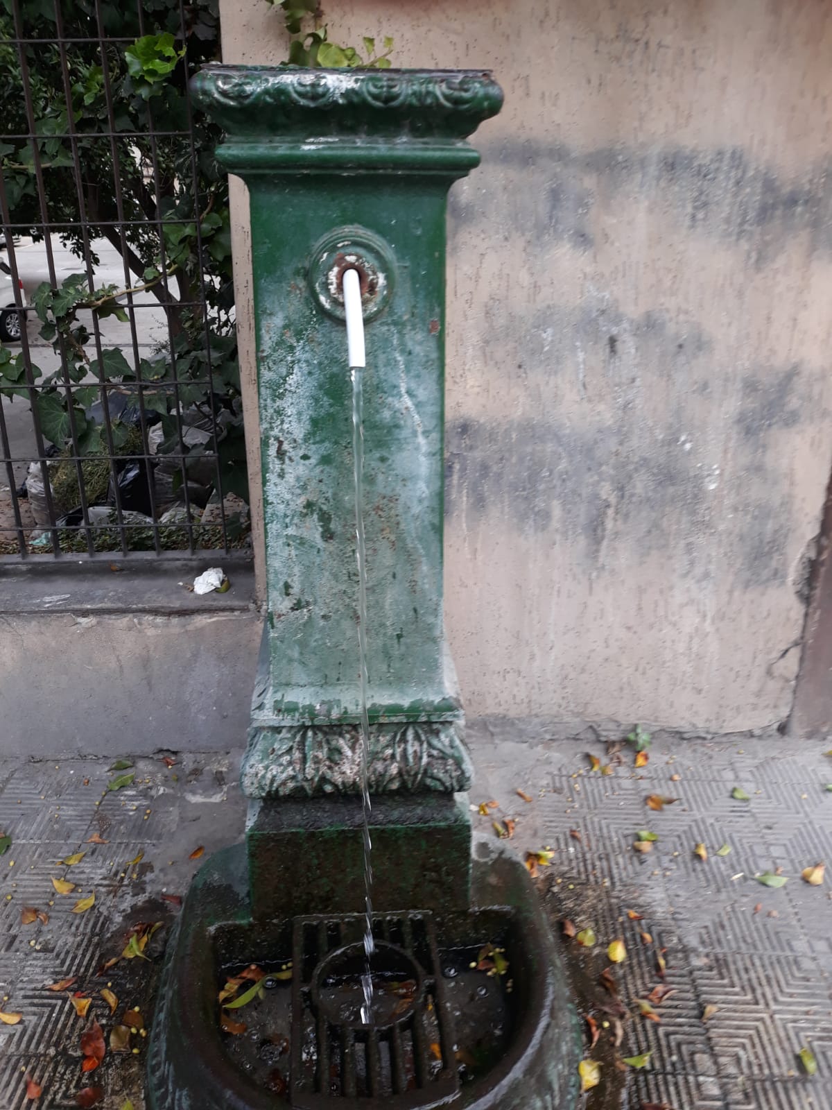 Reggio Calabria, incredibile spreco d'acqua, flusso "perpetuo" da una ...