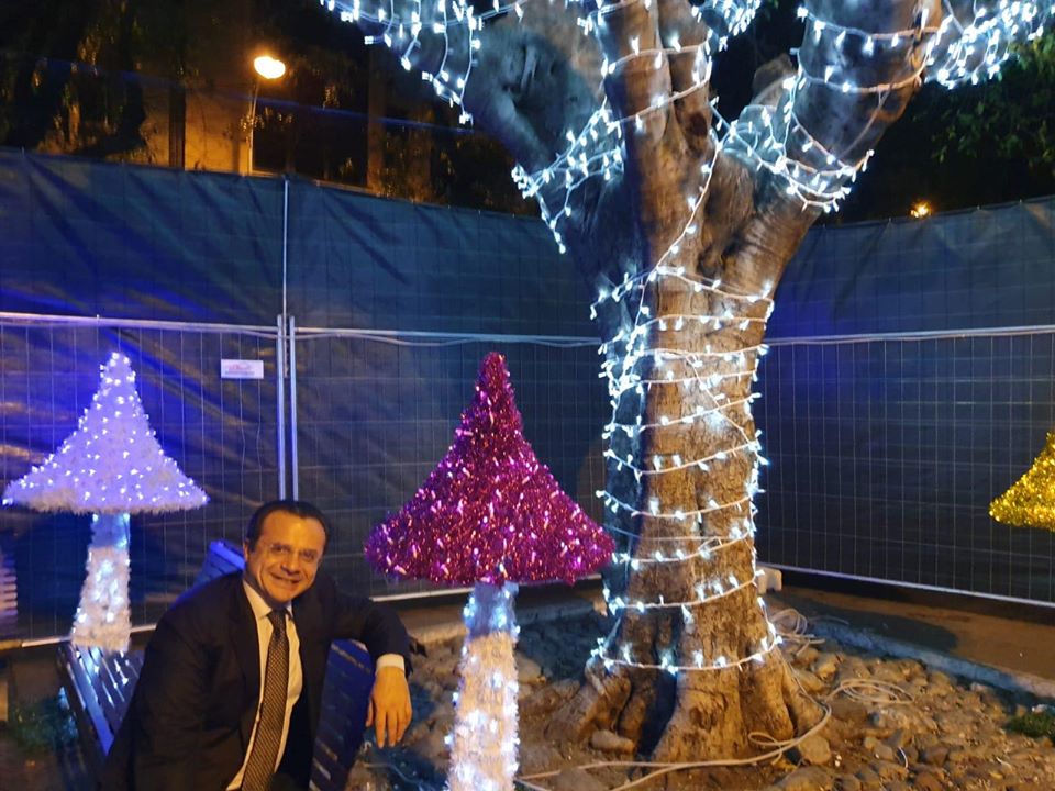 Piazza Cairoli. De Luca: "Via il telone da cantiere e biglietto dimezzato"