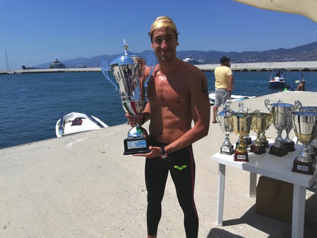 Reggio Calabria. Nuoto. Andrea Manzi vince la 56ma Traversata dello Stretto