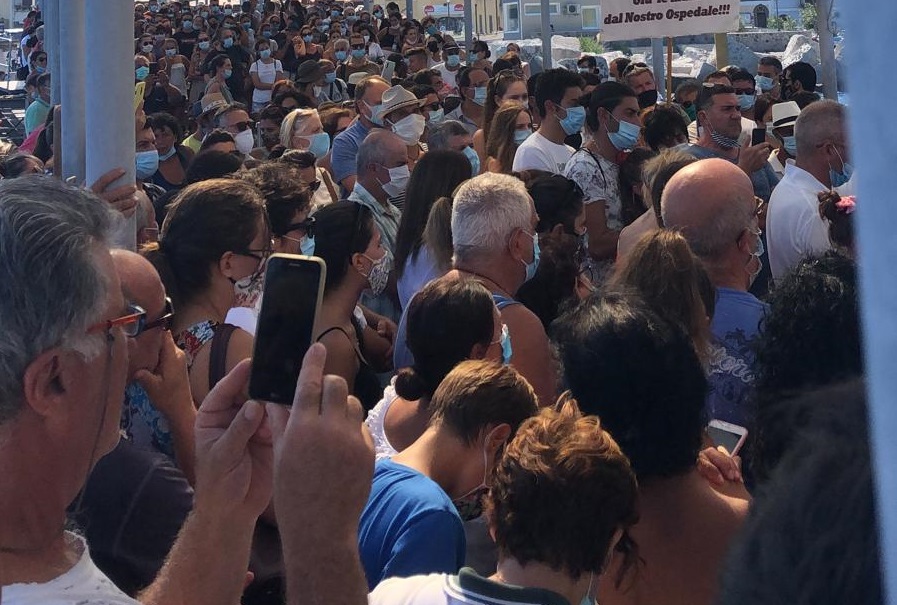 Lipari, gli isolani bloccano il porto in nome di Lorenza: “Vengano ...