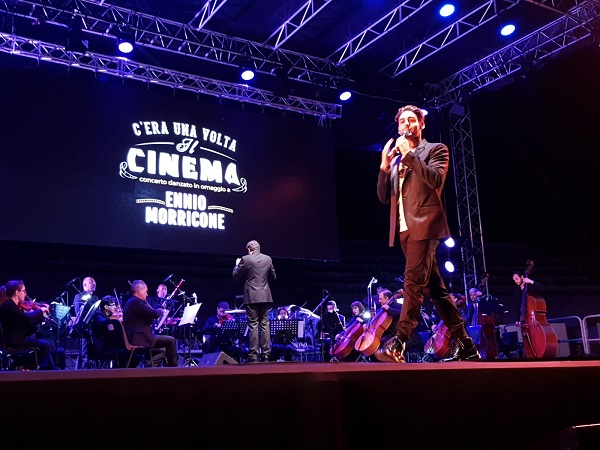 Danzando sotto la pioggia con la musica di Morricone. Applausi per ...