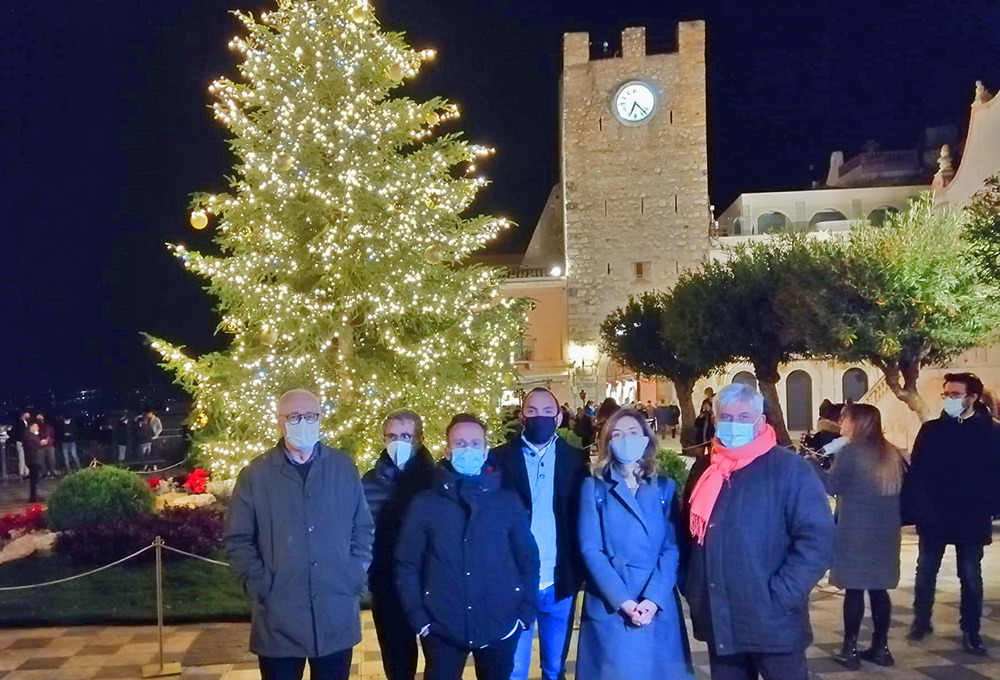 LA DIRETTA - L'accensione dell'Albero e il sobrio Natale di Taormina