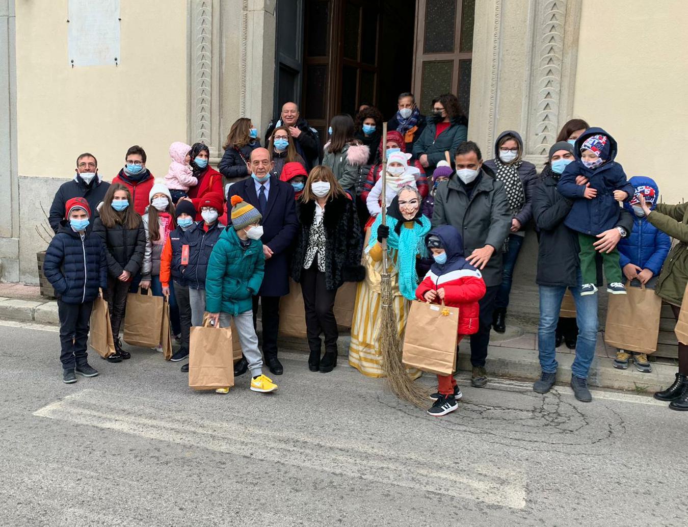 La befana porta 13 tablet ai bambini di Floresta