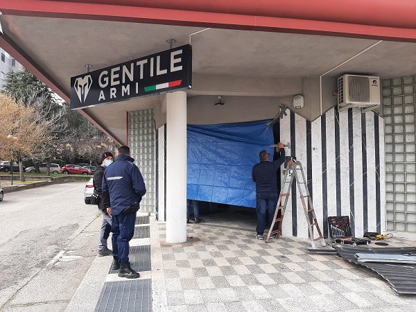 Rende(CS). Rapina con spaccata ad armeria, la seconda in pochi mesi