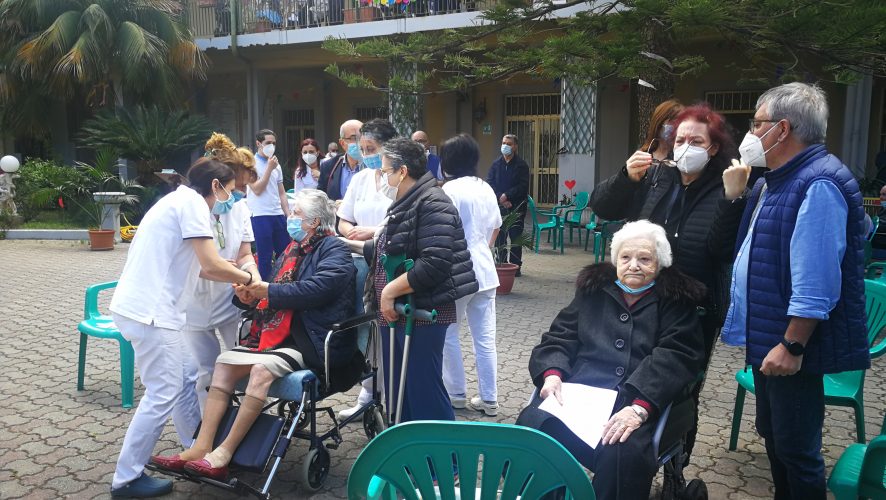 Il giorno più bello nelle Rsa, tornano le visite dei parenti. FOTO E ...