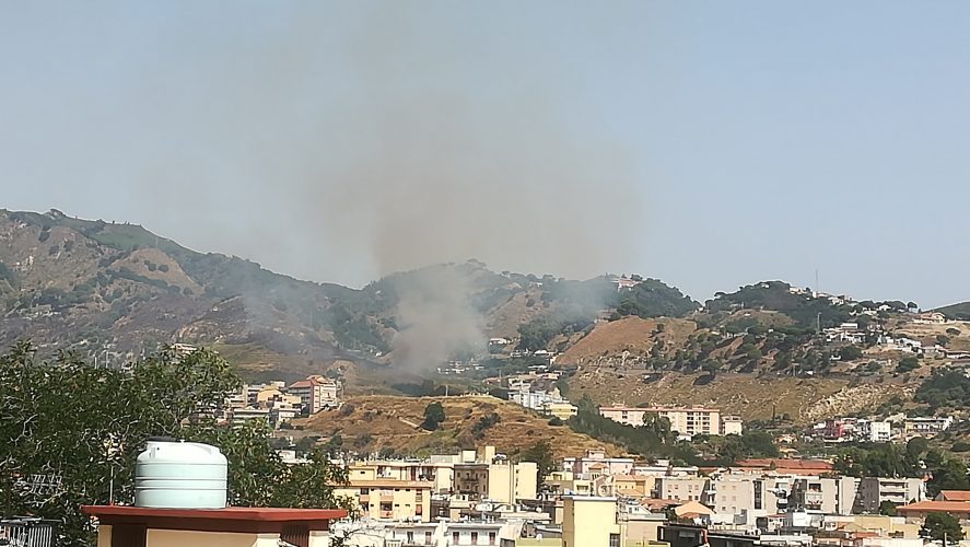 Incendio a Messina, brucia ancora la collina di Camaro. FOTO e VIDEO