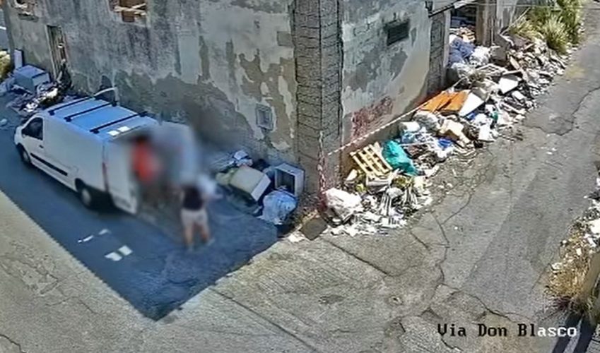 Scarica rifiuti in strada, "inchiodato" con Mesm@rt. De Luca: "Vi becco ...