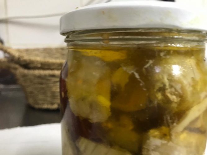 Messina. Cibi scaduti, ammuffiti e riciclati in due locali del centro. FOTO