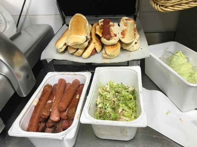 Messina. Cibi scaduti, ammuffiti e riciclati in due locali del centro. FOTO