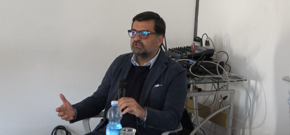 "Lobby e logge": intervista all'ex pm Luca Palamara, in giro per l ...