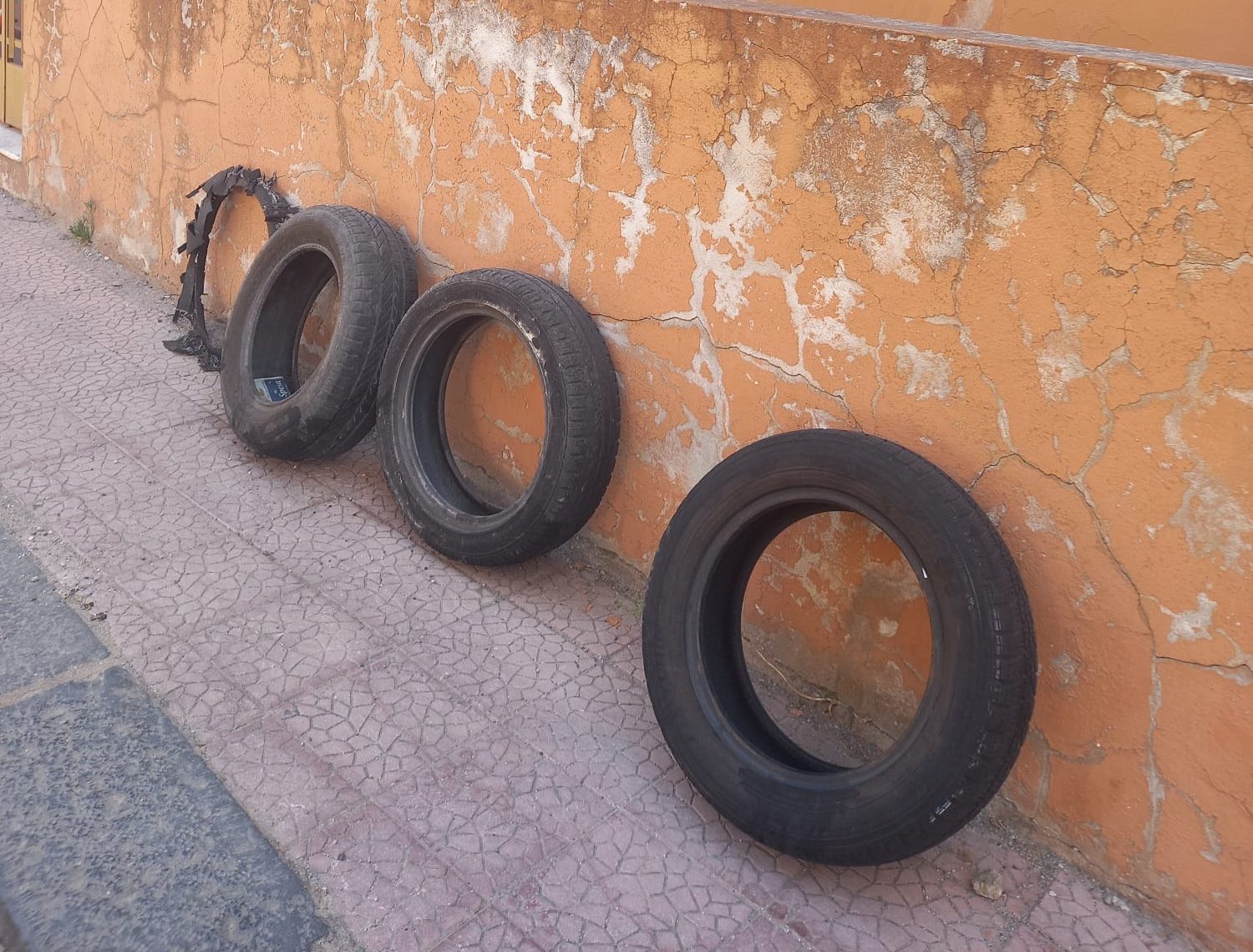 Messina. Copertoni d'auto abbandonati e materiale da imballaggio nel ...