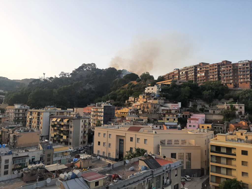 Messina, ancora incendi: fiamme nella zona collinare dietro la Città ...