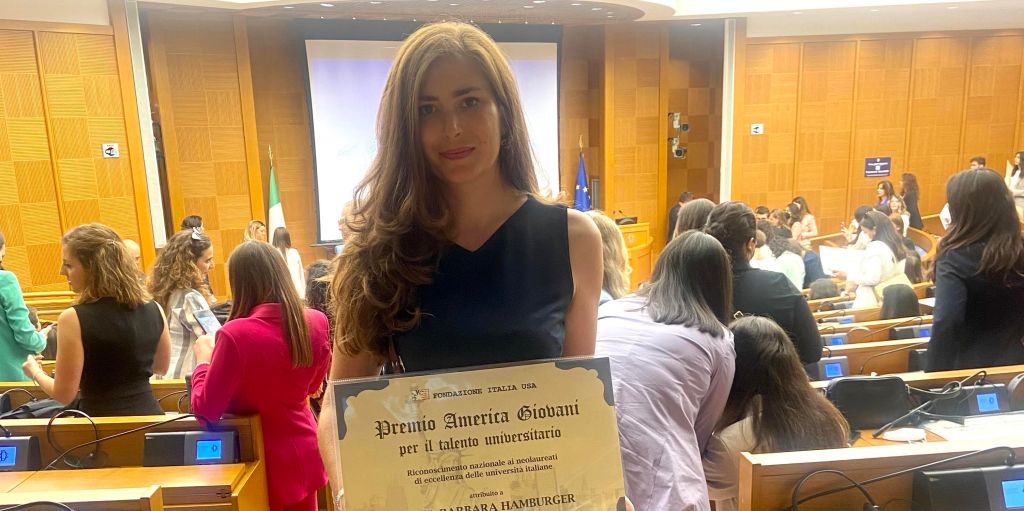Neolaureata di Giardini Naxos riceve il premio America Giovani ...