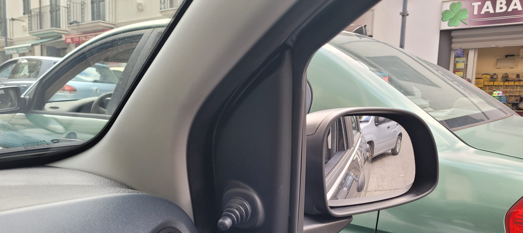 Parcheggio in doppia fila, "rimasta bloccata per mezz'ora"