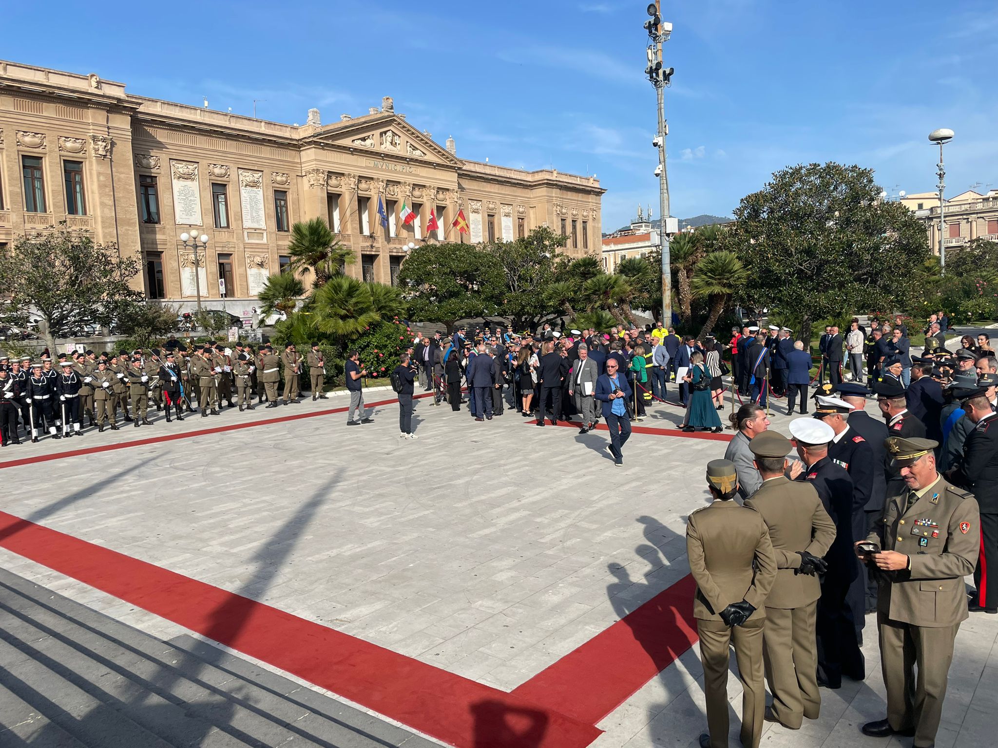 Festa del 4 novembre. Corona d'alloro al Monumento ai caduti