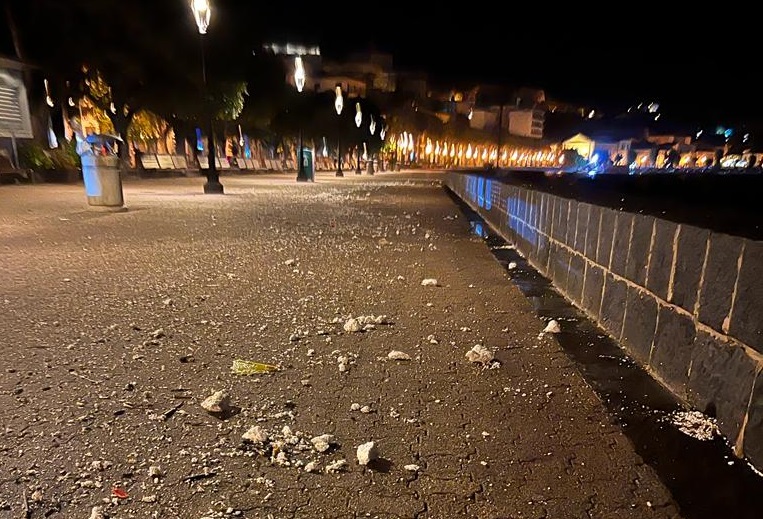 Milazzo. Scia di polistirolo sulla marina Garibaldi: cos'è successo?