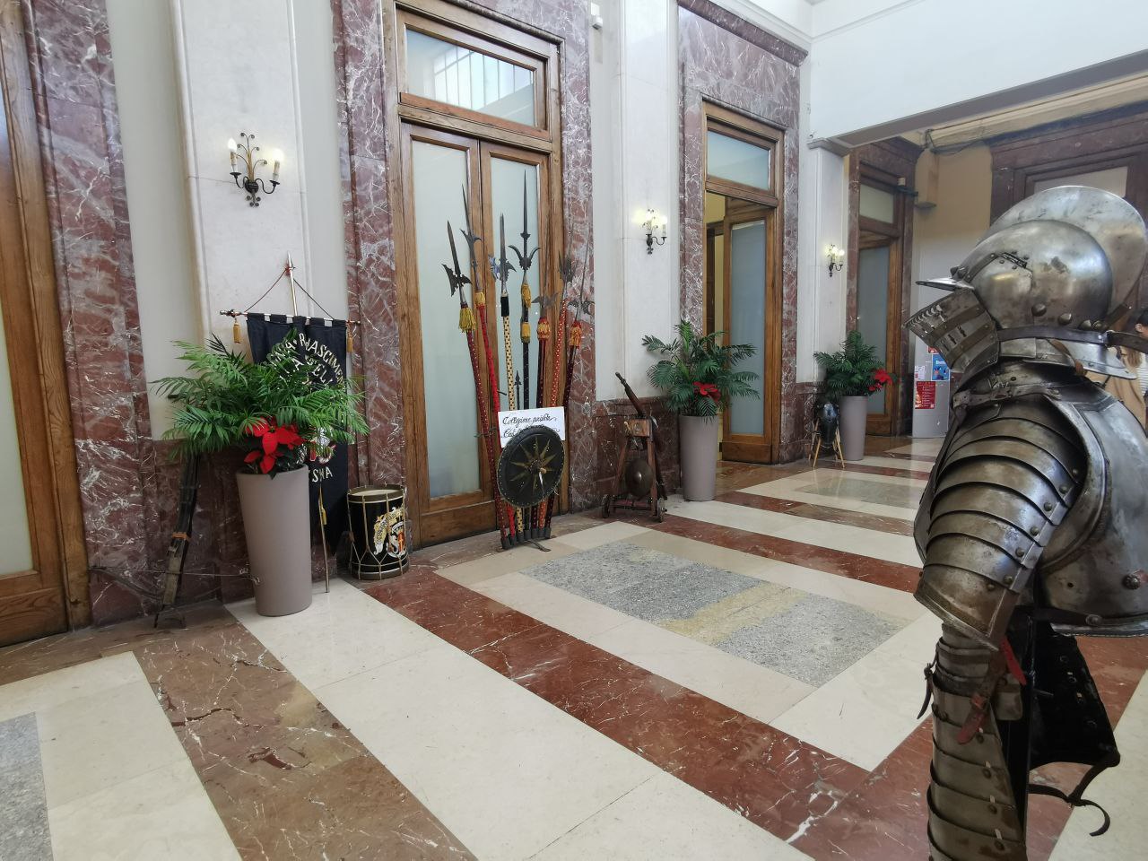 Il Rinascimento a Palazzo Zanca: la mostra tra scudi, balestre e armature