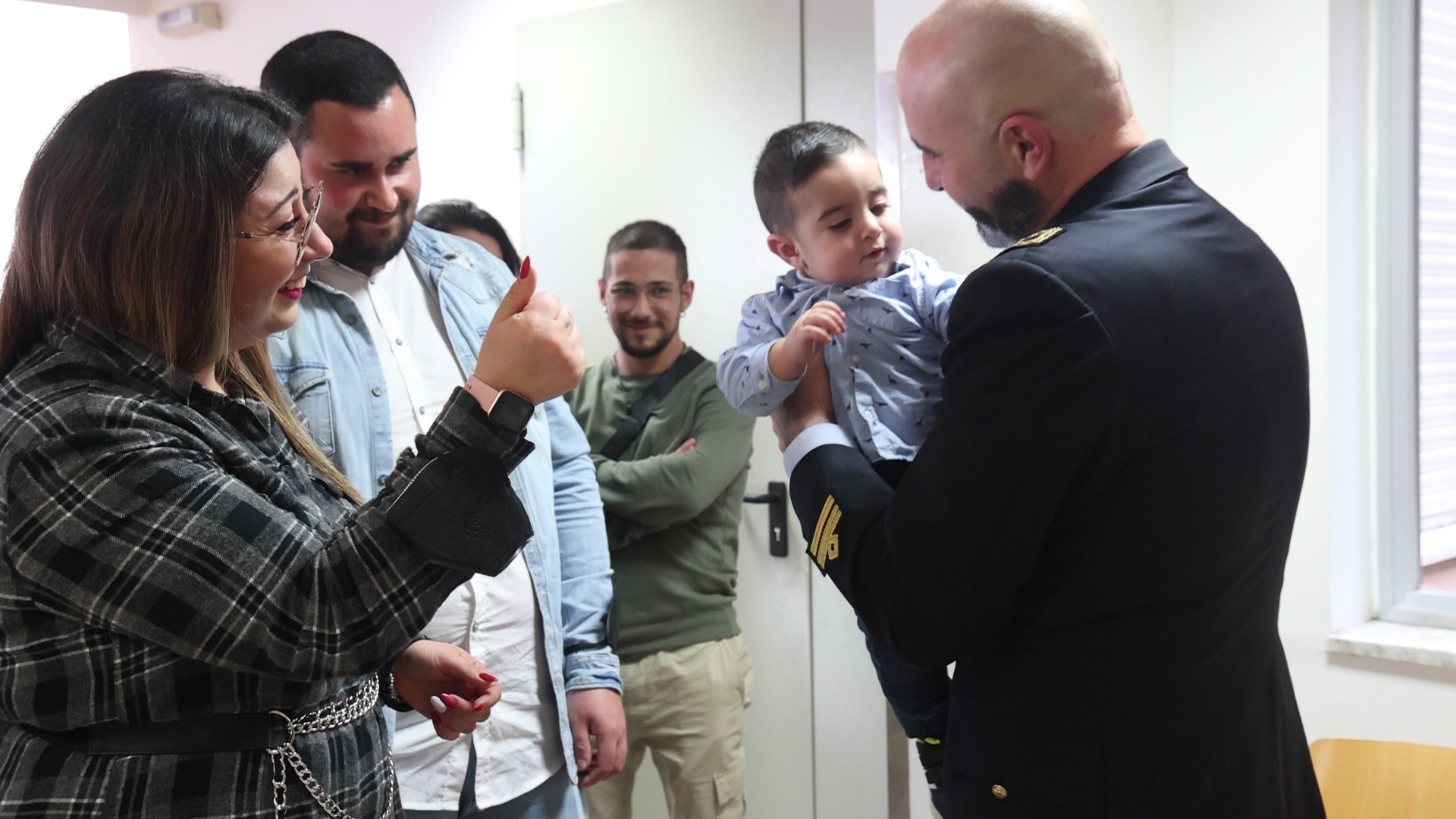 Taormina, il piccolo Calogero riabbraccia il pilota che lo portò in ...