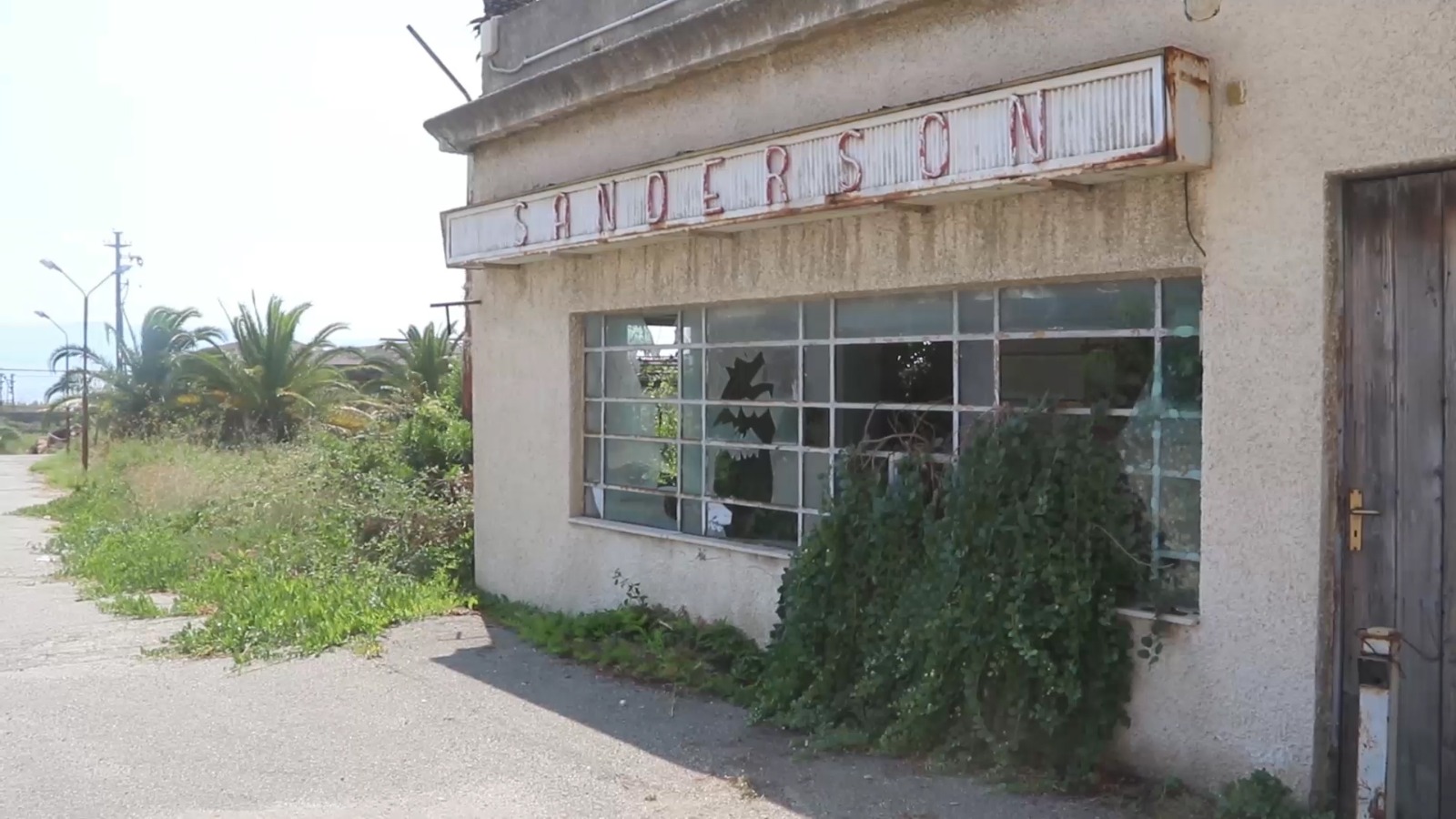 Ex Sanderson, il comitato alza la voce: "Una bomba ecologica tra amianto e rifiuti"