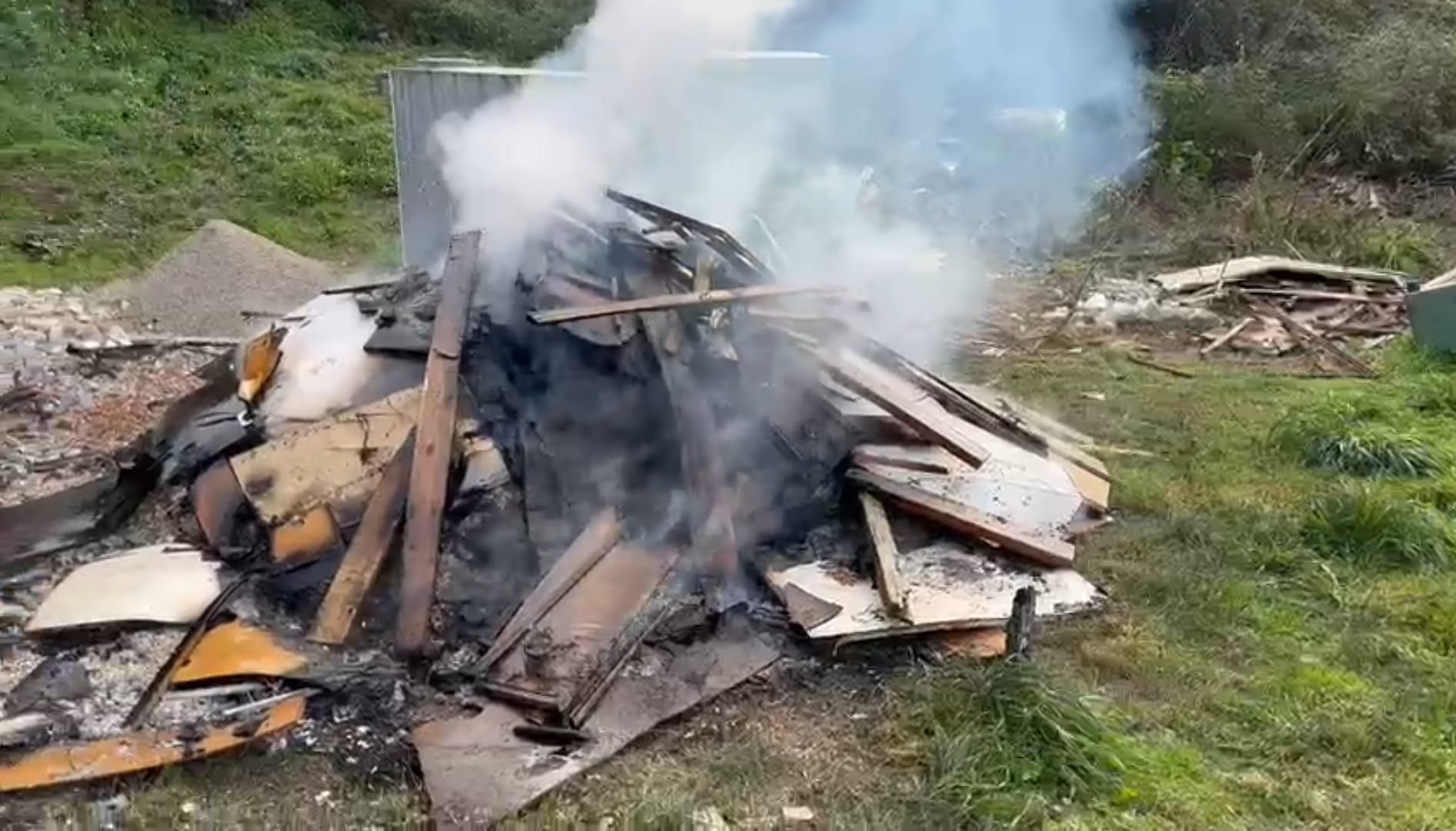 Brucia suppellettili all'aperto ma arriva la polizia municipale VIDEO