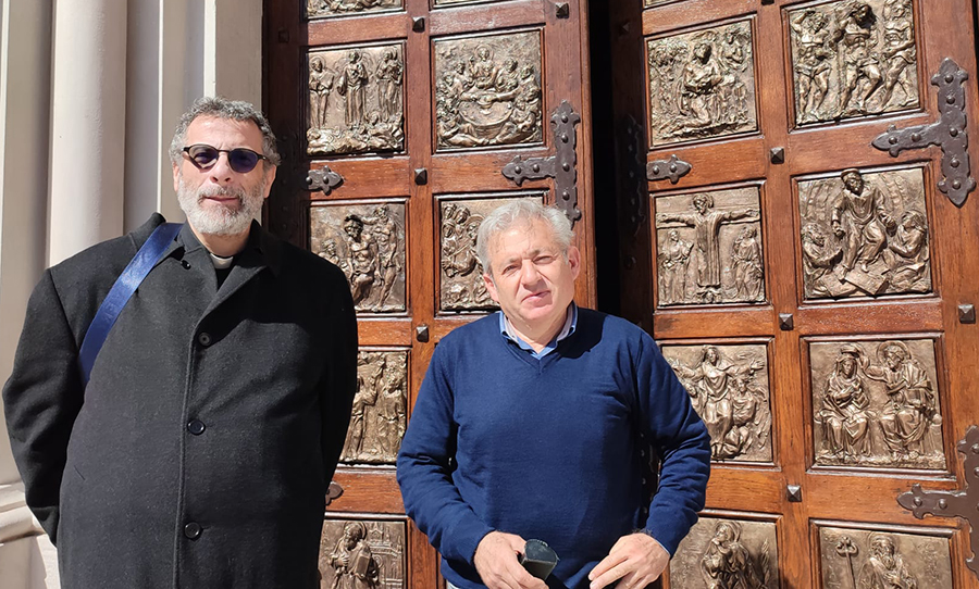 Il portale della Chiesa Madre di Furci impreziosito da 24 formelle in ...