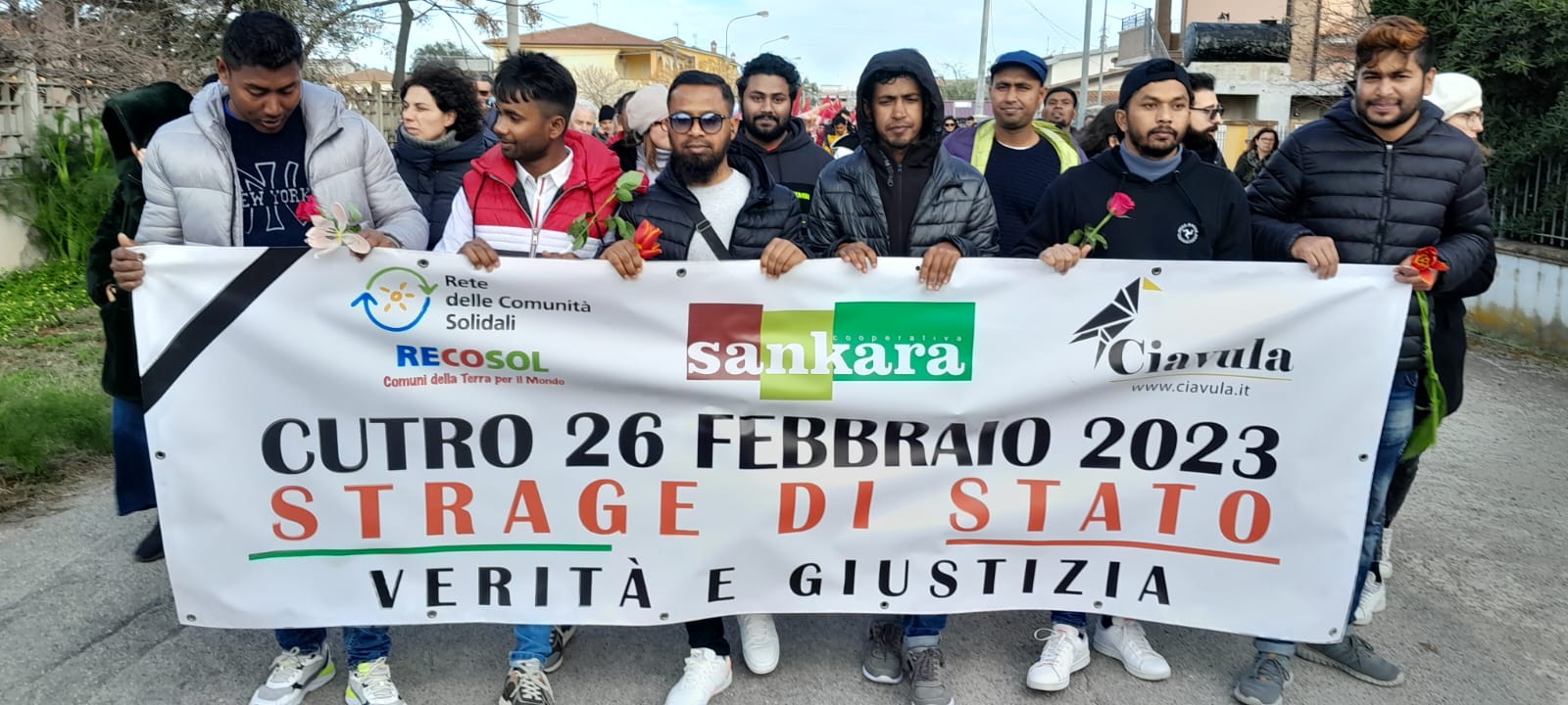 Migranti. "Basta morti in mare": il corteo a Cutro VIDEO