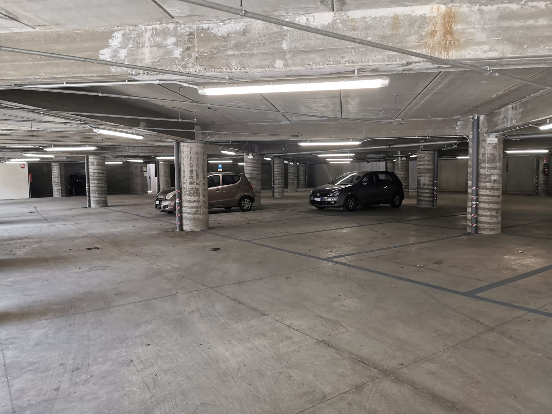 Parcheggio Mercato Zaera. Dentro tanti posti vuoti, fuori sosta in ...