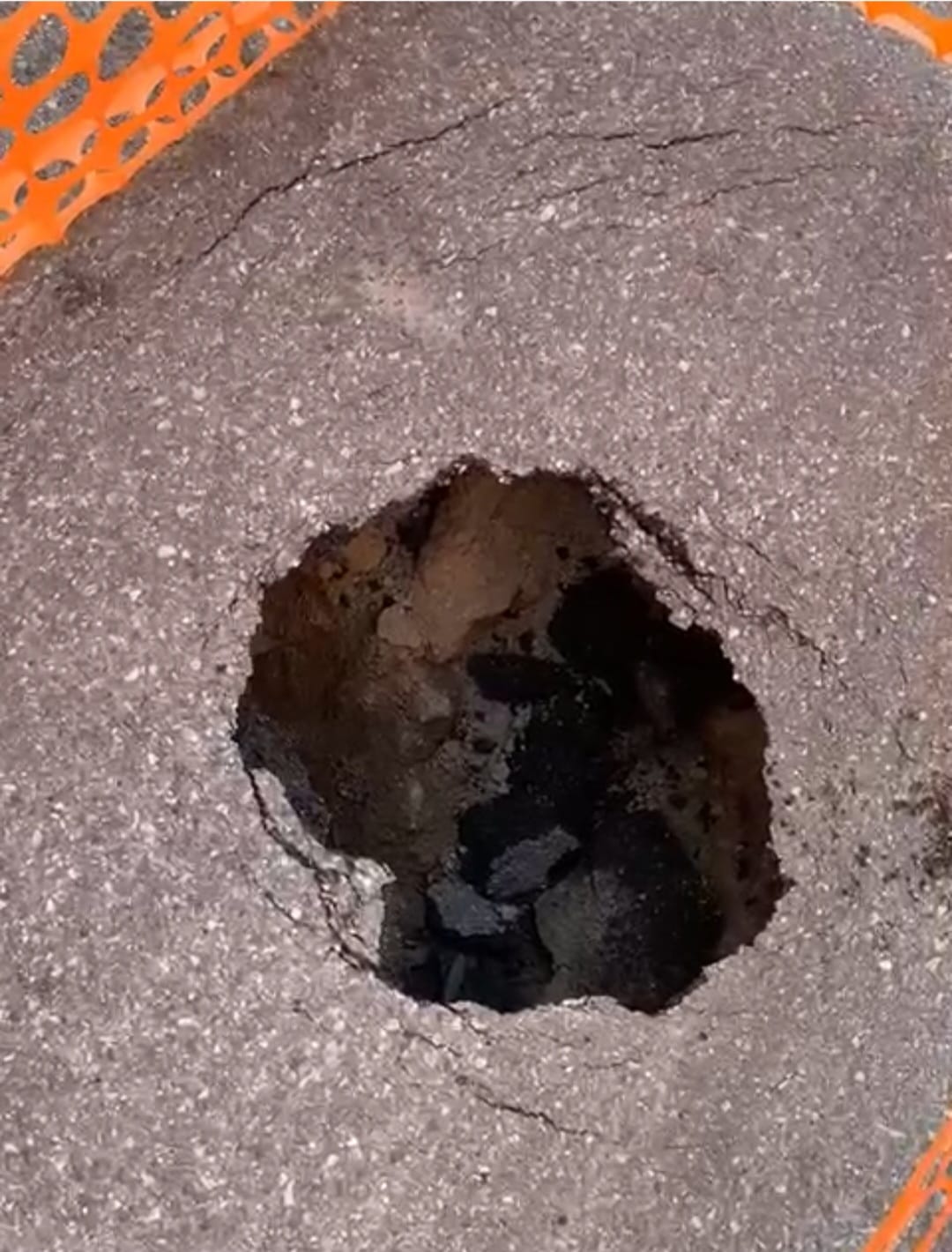 "In via Caristi si è aperta una nuova buca" VIDEO