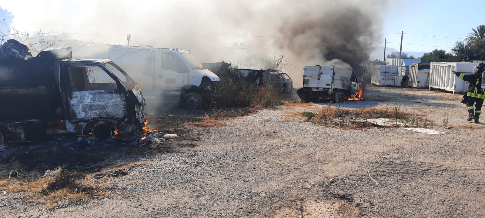 Locri. In fiamme una decina di automezzi per la raccolta di rifiuti
