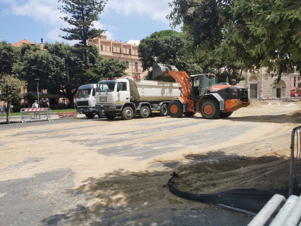 Piazza Duomo, ruspe in azione: addio ai campi e alla sabbia per il ...