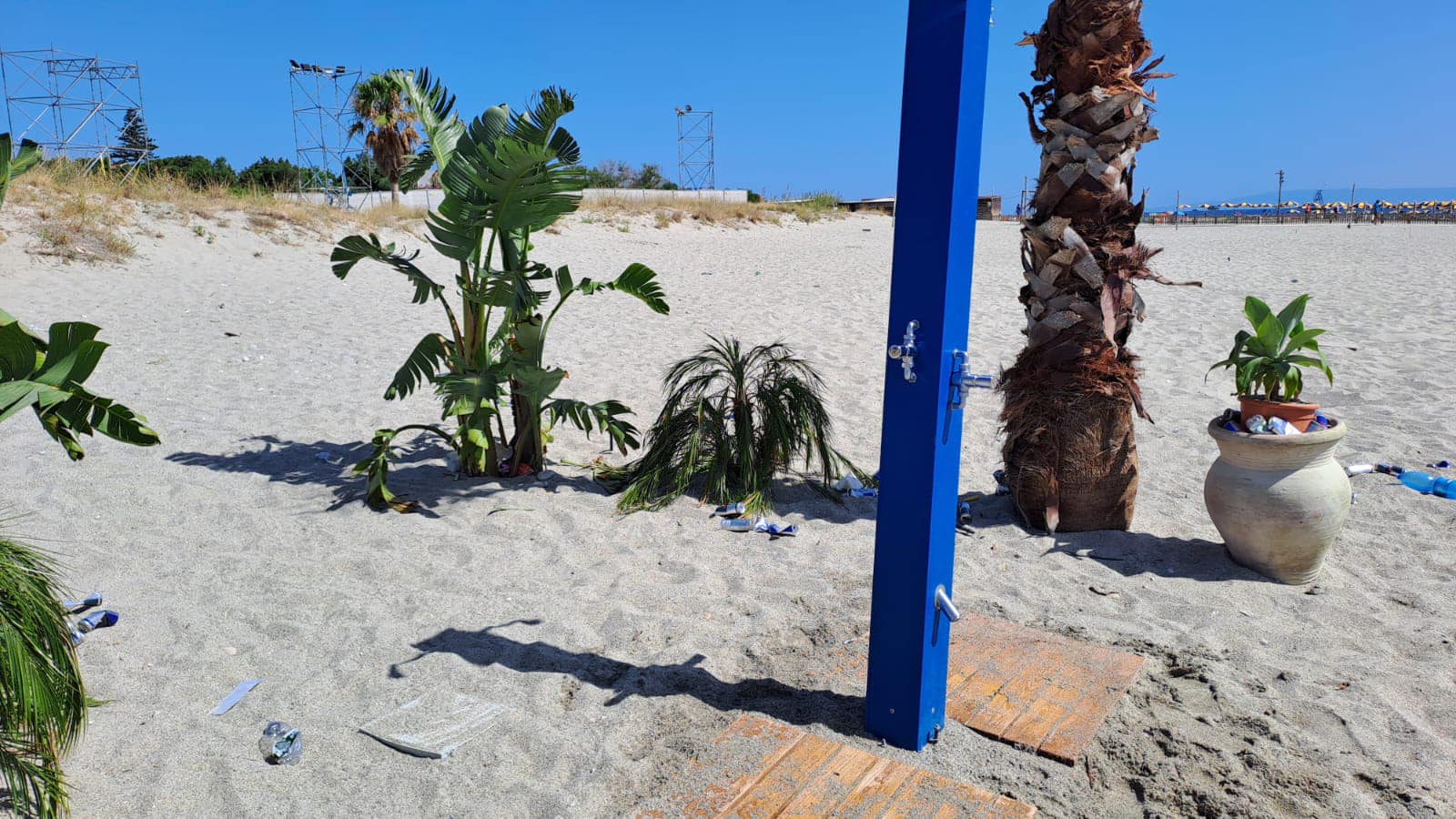 "Torre Faro: la spiaggia più bella d'Italia preda dei vandali", l'ira ...