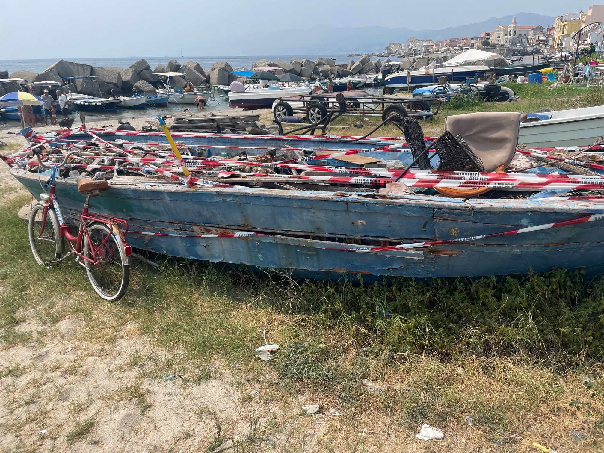 Le carcasse di barche rimangono sulle spiagge: deserta la gara per la ...
