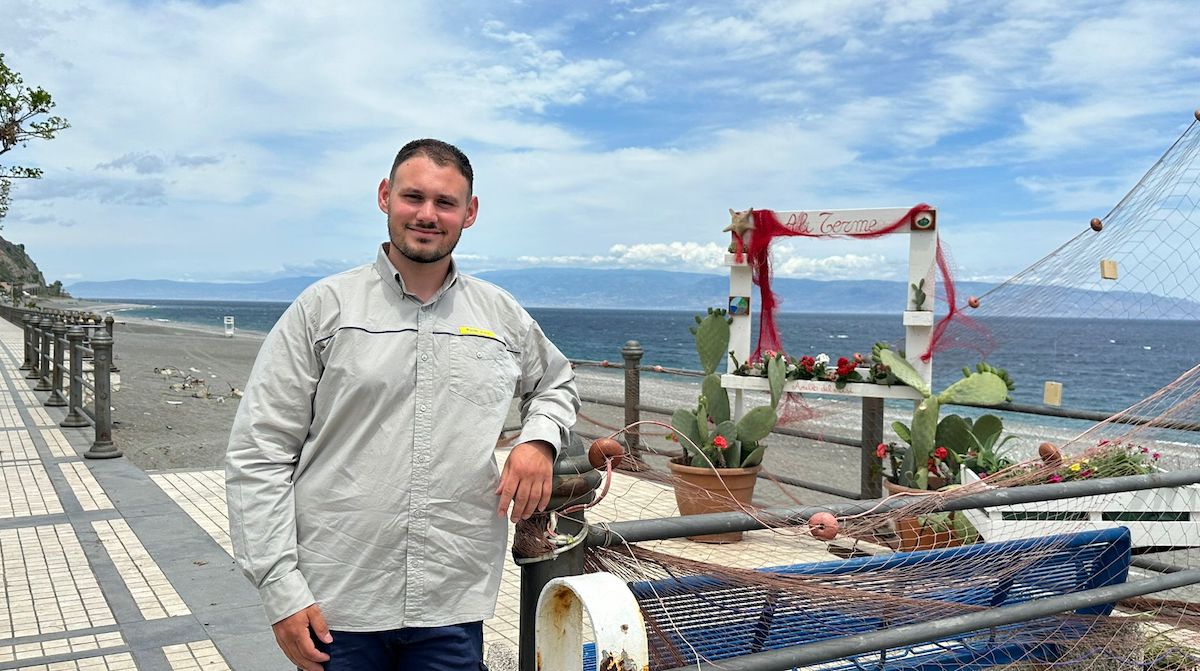 Un portalettere sulla spiaggia "Bandiera blu" di Alì Terme